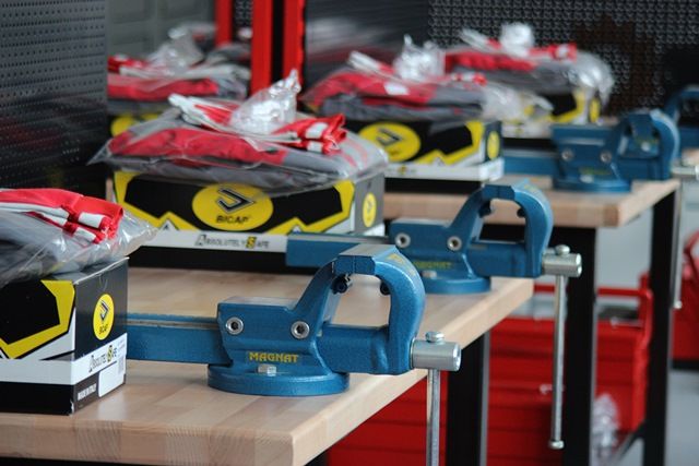 Efectele lipsei de personal calificat: Holcim pregătește elevi de liceu ...